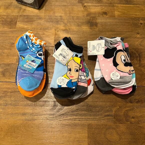 Disney | Accessories | Nwt Finding Nemo Alice In Wonderland Mickey ...
